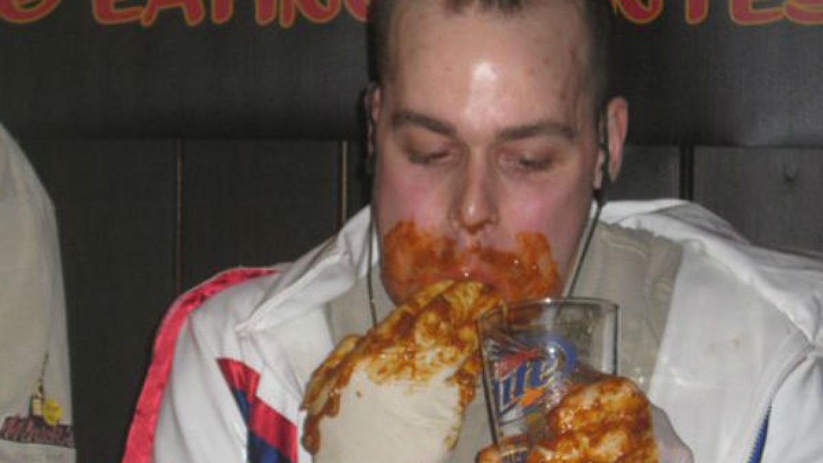 Speed Eat: 444 chicken wings in 30 minutes - Malayalam Oneindia