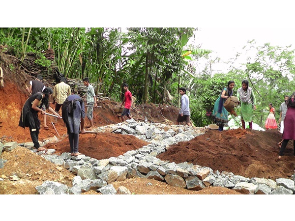 Students build house for poor students - Malayalam Oneindia