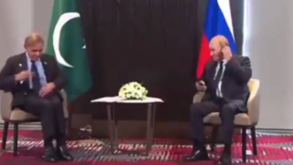 Viral Video: Vladimir Putin can't stop laughing at Pakistan PM ...