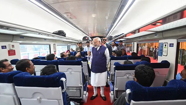 PM Modi inaugurated the Nagpur Metro and flagged off the 6th Vande ...