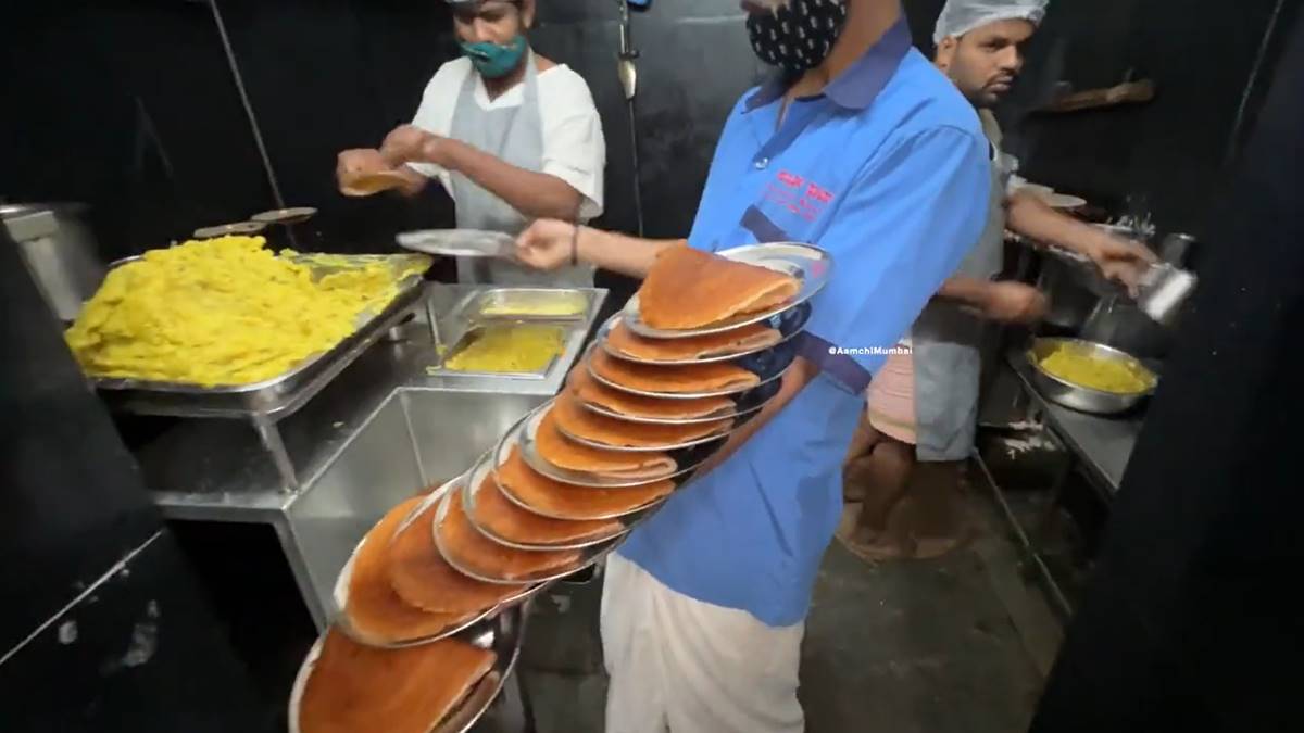 Viral video: A man holding 16 plate of dosa in his hand, Video goes ...